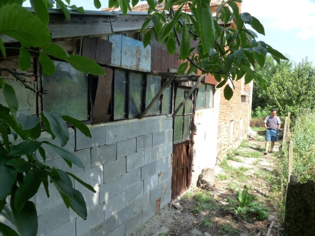 For sale a solid two-storey house in a village 30 km from the sea ...