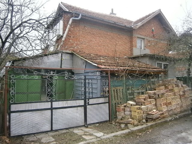 For sale a solid two-storey house in the village 30 km from the sea ...