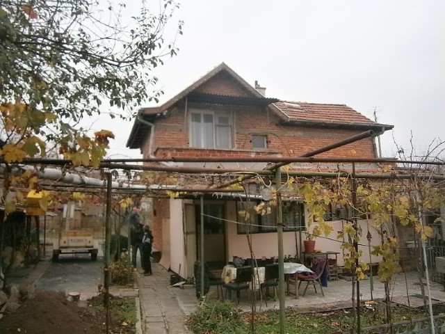 For sale a solid two-storey house in the village 30 km from the sea ...